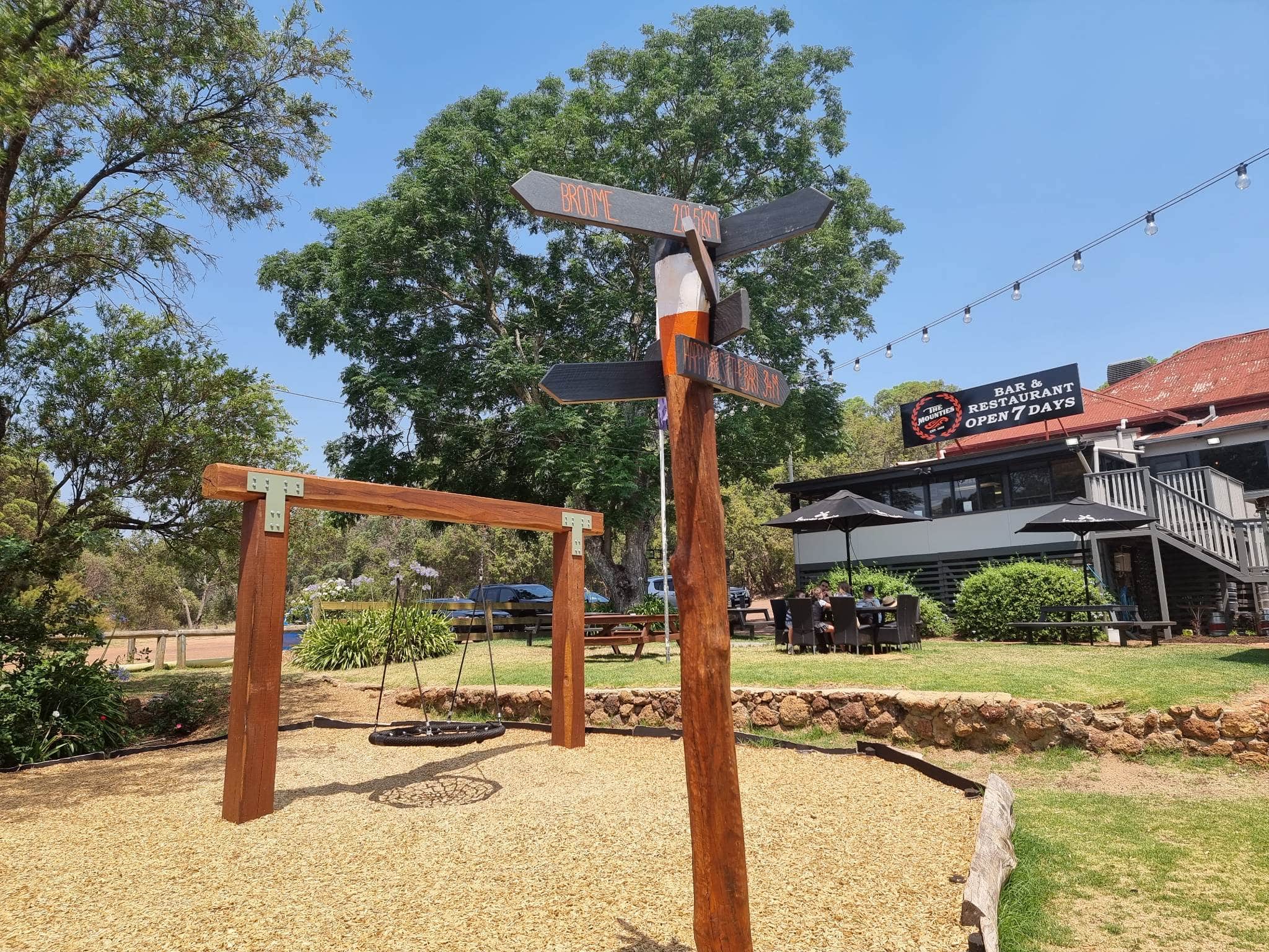Mount Helena Tavern, Mount Helena - Buggybuddys guide to Perth