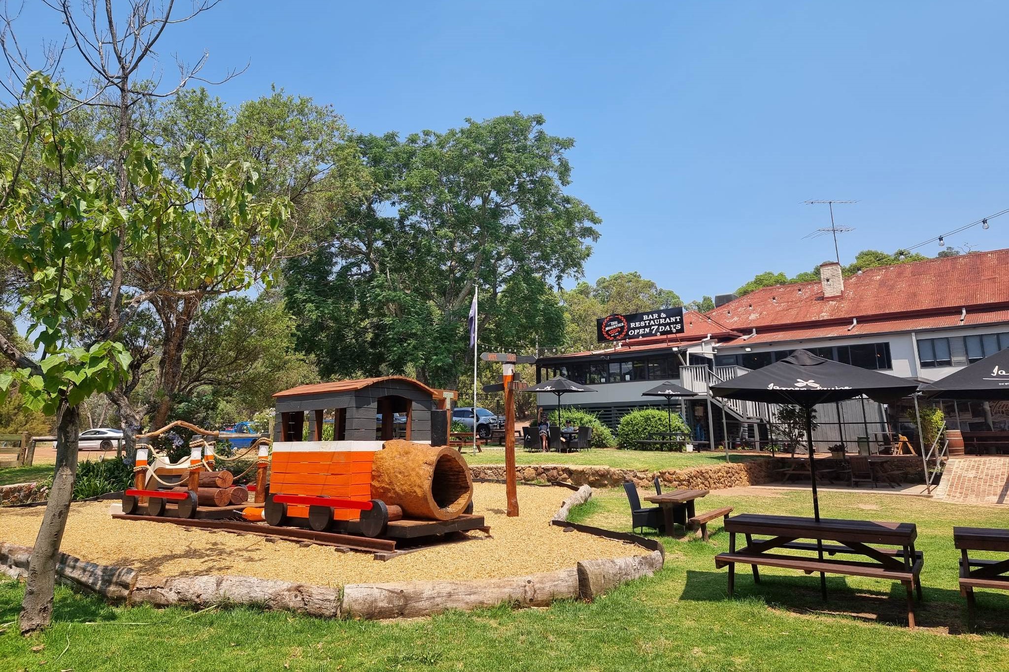 Mount Helena Tavern, Mount Helena - Buggybuddys guide to Perth